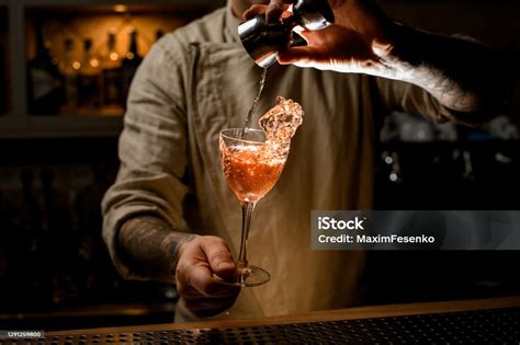 남성 바텐더는 칵테일 잔을 들고 알코올 음료를 마시고 지거에서 액체를 추가합니다 물이 튀는에 대한 스톡 사진 및 기타 이미지 물이 튀는 분무 위스키 Istock