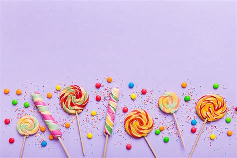 맛있는 식욕을 돋우는 파티 액세서리 생일 축하합니다 컬러 배경에 사탕의 다른 유형 복사 공간 화려한 생일 파티 배경 롤리팝에