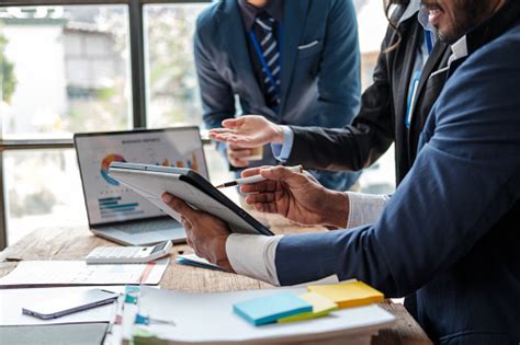 소득 차트 및 현대 노트북 컴퓨터와 그래프를 분석 하는 비즈니스 팀 비즈니스 분석 및 전략 개념입니다 Group A에 대한 스톡 사진 및 기타 이미지 Istock