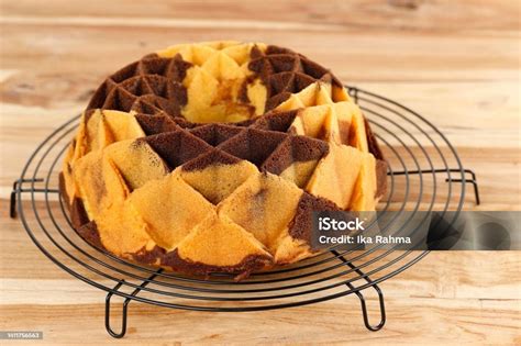 Bundt 대리석 케이크 또는 마머 케이크는 두 가지 색상의 반죽으로 만든 대리석 효과가있는 케이크입니다 가루 설탕에 대한 스톡