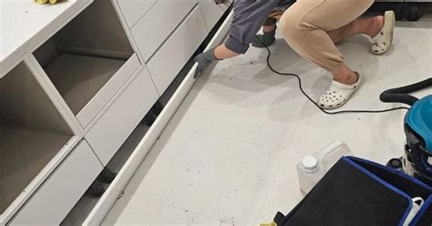 오래된 빌라샷시에 창문 뽁뽁이 자국이 심했는데 꼼꼼하게 묵은때며 뽁뽁이 자국 너무 깨끗하게 잘 해주셨어요 청소도 꼼꼼하게 잘해주셨고 남자팀장님 친절하게 설명도 잘해주시고