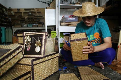 Produksi Kerajinan Anyaman Berbahan Dasar Tanaman Purun ANTARA Foto
