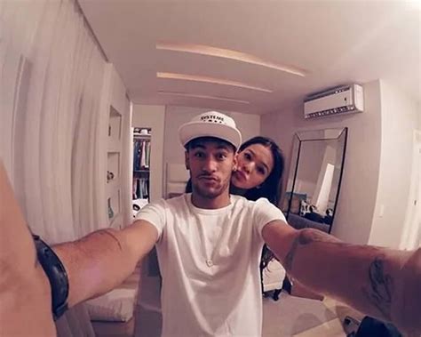 Apresentador Insinua Que Bruna Marquezine Reatou Namoro Neymar DOL