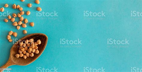 파란색 배경에 병아리콩나무 숟가락 맨 위 보기입니다 플랫 레이 공간을 복사합니다 지중해 음식 후머스에 대한 스톡 사진 및 기타 이미지 Istock