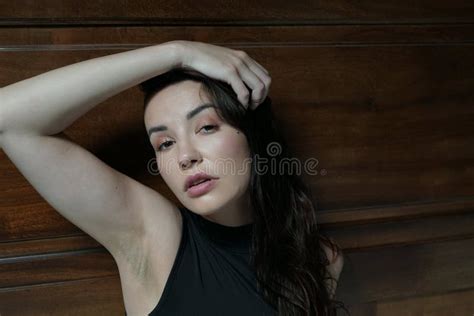 Retrato De Linda Jovem De Vestido Preto Foto De Stock Imagem De Pele