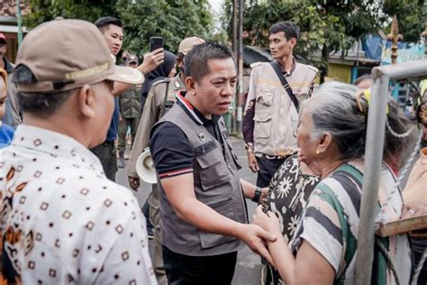 Bersama IGK Wakil Bupati Karawang Salurkan Bantuan Untuk Korban Banjir Spirit News