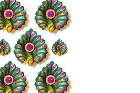 해피 디왈리 디파발리 빛 축제 축제 동안 점토 디야 램프 조명 흰색 배경에 다채로운 전통적인 오일 램프 Diya 텍스트의 공간을 복사합니다 0명에 대한 스톡 사진 및 기타