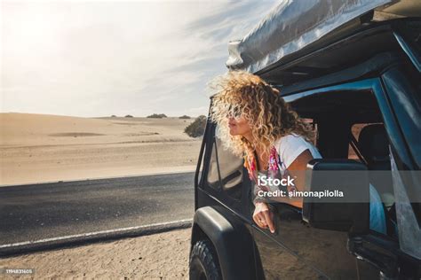 아름다운 금발 곱슬 머리 성인 젊은 여성은 여행 라이프 스타일을 즐기는 자동차 외부와 지붕에 텐트와 무료 캠핑 휴가를 즐기는 사람들이 여행 사막 Backgorund 차에