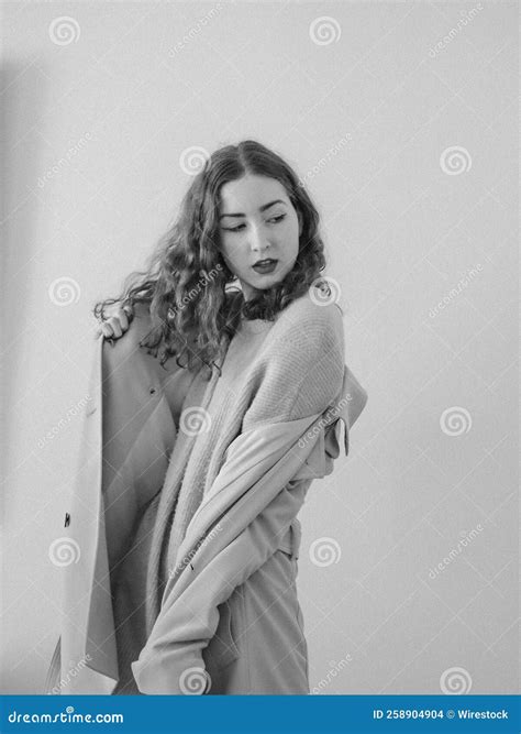 Une Belle Caucasienne Portant Un Manteau Posant Pour Une Photo Photo