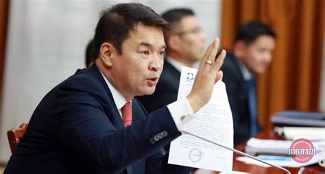 Х Нямбаатар Гадаад руу оргон зайлсан Ч Сайханбилэг нарын мөнгөн гуйвуулга гүйлгээ хийж байгаа