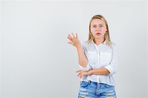 Молодая блондинка в белой рубашке Бесплатно Фото