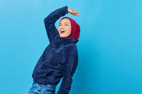 青い背景に幸せで陽気な踊る美しい若いアジアの女性の肖像画 1人のストックフォトや画像を多数ご用意 1人 20代 25 29歳