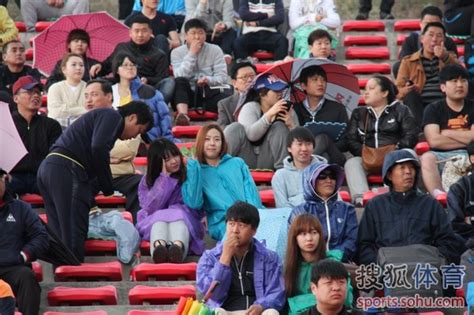 幻灯：延边球迷冒雨观战 美女看台助阵胜利手势 搜狐体育