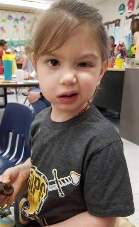 Desgarradora Despedida De Unos Padres A Su Pequeña Hija