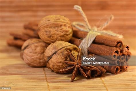 계 피 고 나무 바탕에 스타 아니 스입니다 크리스마스 시간과 겨울 계절 요리에 대 한 아름 답 고 향기로운 향신료 갈색에 대한