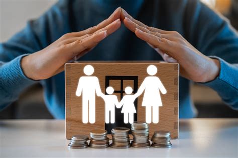 동전과 집 저축 돈 기부 저축 자선 금융 금융 위기 보험 예금 투자 은행 가족 재정 저축 계획으로 가족 사랑 보살핌과 손을 잡으십시오 35 39세에 대한 스톡 사진 및 기타