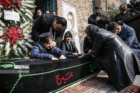همشهری آنلاین تصاویری غم انگیز از پسر شهرام عبدلی در مراسم تشییع پدرش