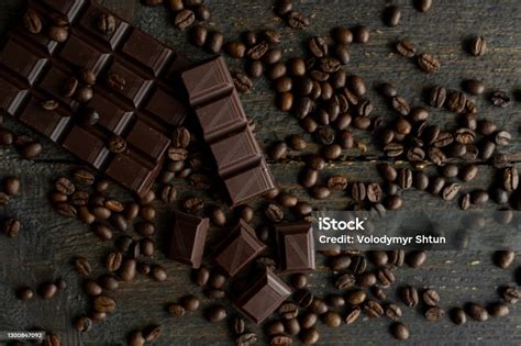 나무 테이블에 다크 초콜릿 바가 흩어져 있는 구운 아라비카 커피 원두 신선한 커피 콩 Ristretto에 대한 스톡 사진 및 기타 이미지 Ristretto 갈색 구이