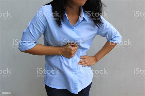 흰색 배경 그녀의 복 통으로 젊은 여자 느낌 통증 의료 및 의학 개념 췌장염에 대한 스톡 사진 및 기타 이미지 췌장염 간염