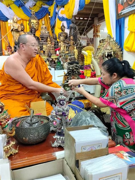 ปีใหม่ไทย มากราบและสรงน้ำ บูม ชญาภา นก วนิดา