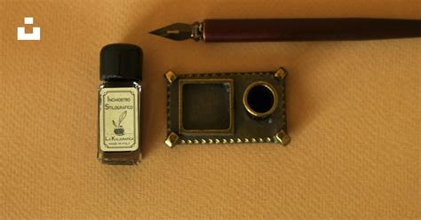 테이블 위의 펜 잉크병 소형 카메라 사진 Unsplash의 무료 펜 이미지