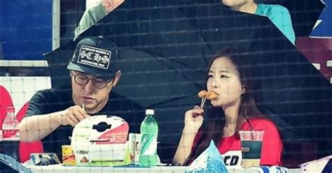 강민호·신소연 오늘 결혼과거 치킨 먹방 눈길 새로운 먹방 여신