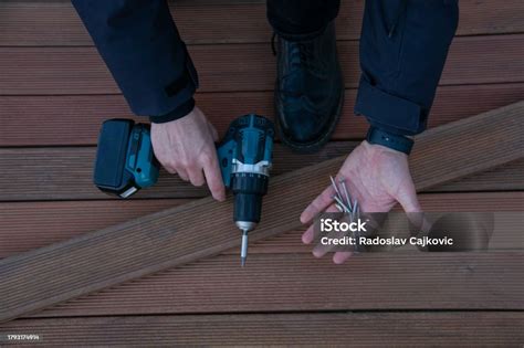 목공 건물 나무 데크 데크 설치 목수 손 작업 도구 전기 드라이버 및 나사를 들고 개념에 대한 스톡 사진 및 기타 이미지 개념 개념과 주제 건설 산업 Istock