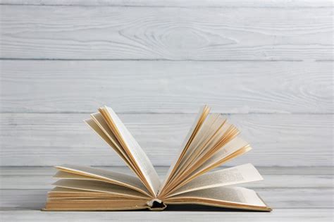 오픈 북 나무 테이블에 하드 백 책 학교로 돌아갑니다 공간을 복사합니다 신문업자에 대한 스톡 사진 및 기타 이미지 신문업자 책 0명 Istock