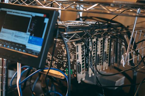 大量のgpuを使ってマイニングをする（自宅）の写真素材 ぱくたそ