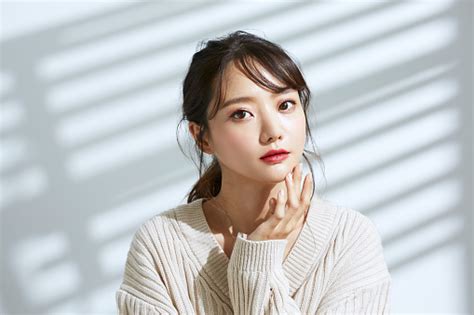 빛과 그림자 배경에 젊은 아시아 여성의 아름다움 초상화 패션모델에 대한 스톡 사진 및 기타 이미지 패션모델 한 명의 여자만 패션 Istock