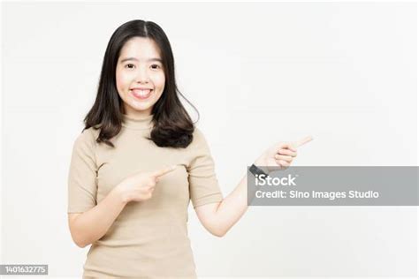 흰색 배경에 고립 된 아름다운 아시아 여성의 제품 및 가리키는 면을 보여주는 20 29세에 대한 스톡 사진 및 기타 이미지