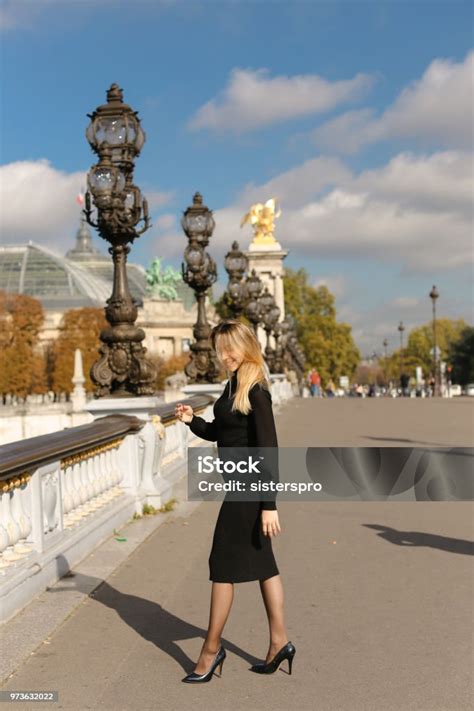 젊은 여자 빈티지 가로등 및 프랑스에서 백색 콘크리트 난 간 근처 산책 가로등에 대한 스톡 사진 및 기타 이미지 가로등 건물 외관 건축 Istock