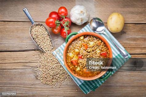 나무 배경에 토마토와 감자를 가진 렌즈콩 수프 상단 보기 텍스트 공간 렌즈콩에 대한 스톡 사진 및 기타 이미지 렌즈콩 수프 이탈리아 Istock