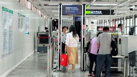 安检时被要求“试喝一口”，侵权了吗？七环视频澎湃新闻 The Paper