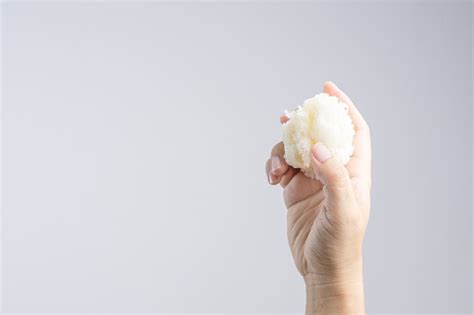 태국 음식을 먹는 원래 의 방법으로 요리 끈적 끈적한 쌀을 들고 손 갈색에 대한 스톡 사진 및 기타 이미지 갈색 고대의