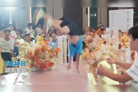 女子婚礼现场，弟弟华丽空翻送上戒指：姐夫心里有数了姐夫戒指弟弟
