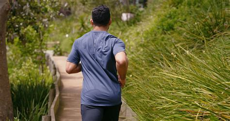 신선한 공기를 위해 숲 공원 또는 녹색 자연 환경에서 달리는 피트니스 러너 남자 식물 배경으로 건강한 라이프 스타일을위한 운동 훈련 운동을하는 젊은 패스트 및 스포츠 운동