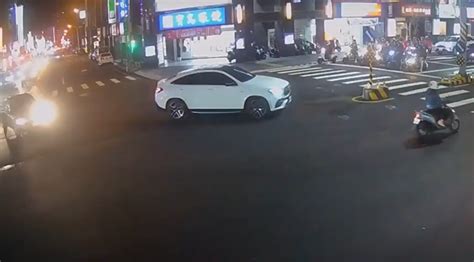 賓士撞庇護島！女駕駛扯標示不清 遭酸：就「切西瓜」還要拗 社會 中時新聞網