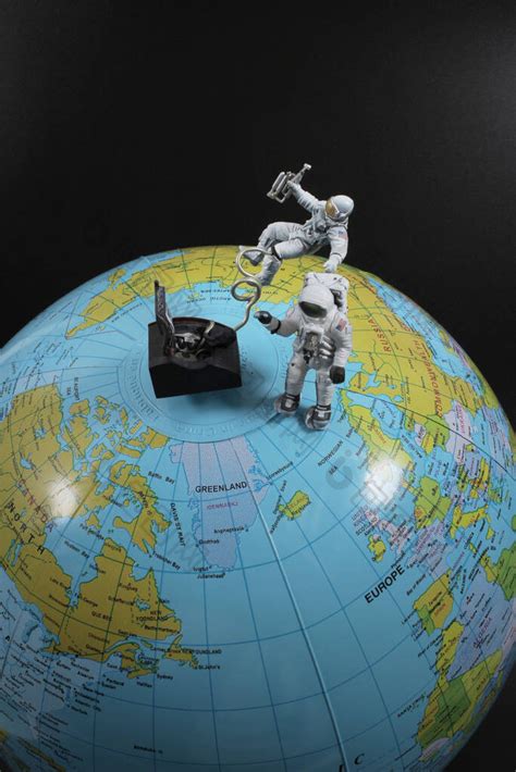 宇宙航行员坐在人造小行星上在外层空间手持图片 包图网企业站