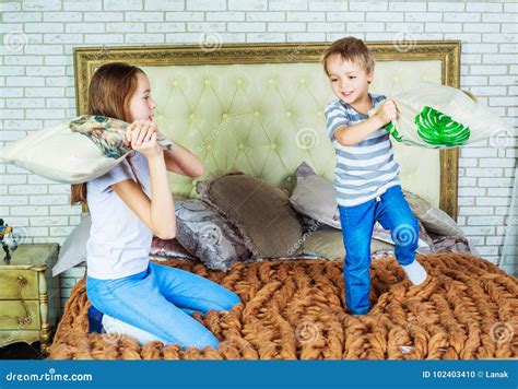 Bruder Und Schwester Im Bett Stockfoto Bild Von Neigung Kommunikation 102403410