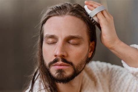 Un Homme Se Fait Un Massage Du Cuir Chevelu Photo Gratuite