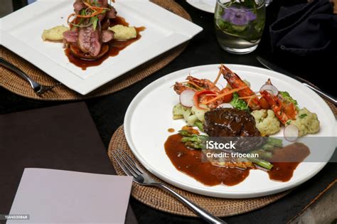 레스토랑 테이블에서 제공되는 다양한 건강하고 맛있는 식사 0명에 대한 스톡 사진 및 기타 이미지 0명 건강한 생활방식