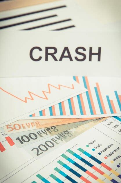 Monedas Euro Y Gráfico En Declive Riesgo De Crisis Financiera Mundial