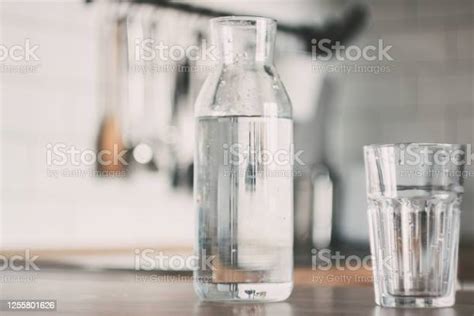 부엌 나무 테이블에 물 한 조각 물 한 병 건강한 라이프스타일의 개념 물에 대한 스톡 사진 및 기타 이미지 물 카라프