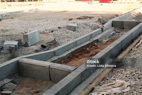 자갈과 흙이 보이는 건설 현장의 새로운 콘크리트 구조 인프라 개발 및 도로 공사 개념 강철에 대한 스톡 사진 및 기타 이미지 강철 개발 건설 산업 Istock