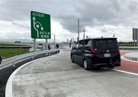 ほぼ完成した小郡鳥栖南スマートインター。写真奥の道路はアクセス道の県道鳥栖朝倉線 九州初の「環道型退出路」採用 小郡鳥栖南sicが6月9日