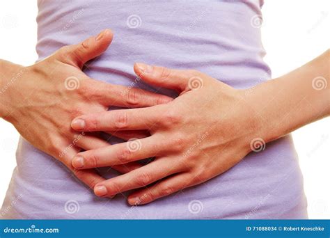 Donna Con Il Dolore Ed Il Dolore Di Stomaco Fotografia Stock Immagine
