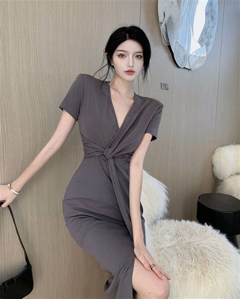 ขนาดใหญ่มีมาดรัดเอวสลิมแลดูผอมสีดำชุดกระโปรงหญิงฤดูร้อนสาวอวบ Mm สไตล์การออกแบบคอวีผ่ากระโปรงยาว