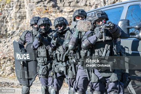경찰 Swat 팀 일에서 경찰관에 대한 스톡 사진 및 기타 이미지 경찰관 가리키기 겨냥 Istock