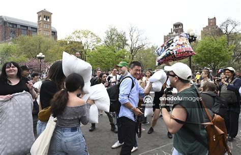 Pillow Wielders Pummel Each Other In New Yorks Washington Square Park